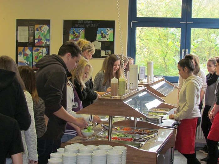 Mensa-Team der Gesamtschule hat Generalprobe fürs neue Mittagessen mit ...