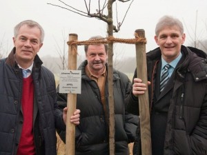 Umweltminister Remmel pflanzt auf der Ökologiestation eine ...