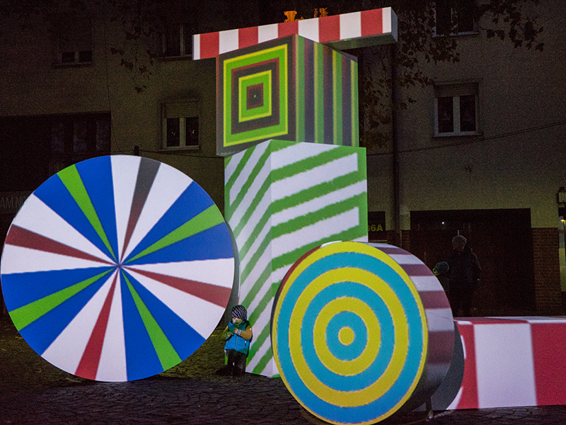 Lichtkunstwerk darf weiter leuchten: „Virtual Fairground“ von Femke ...