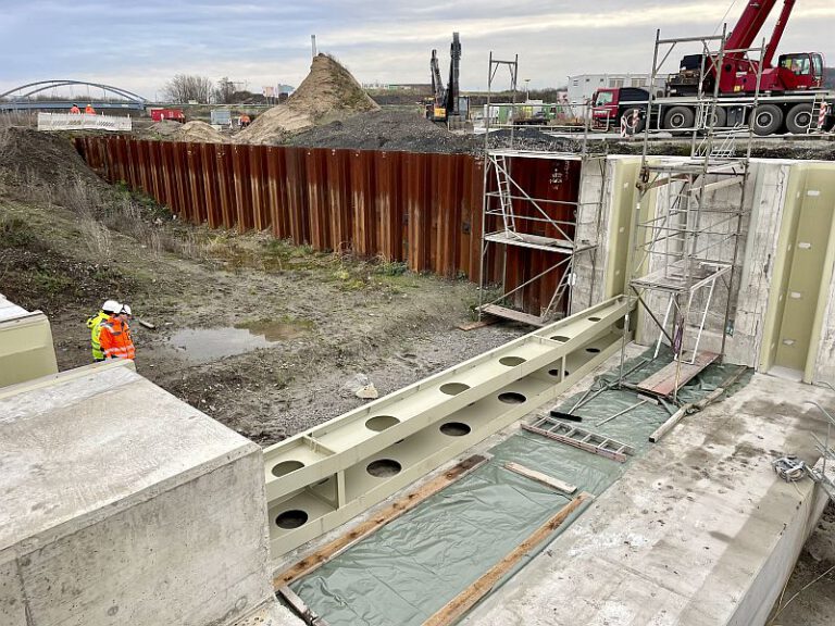 Wasserstadt Aden: Einsetzen der Dammbalken in das Verschlussbauwerk ...
